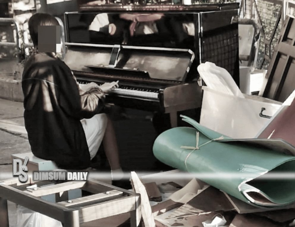 Young woman's impromptu piano performance at Tsz Wan Shan Refuse ...