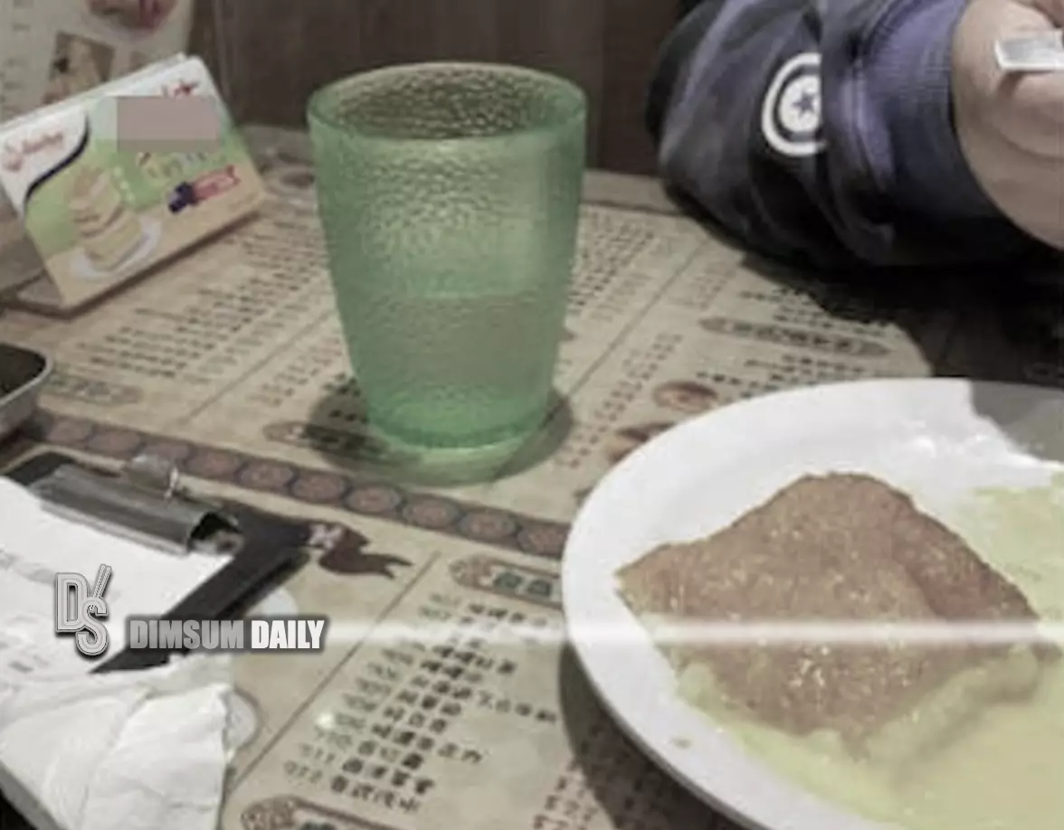 Mainland Chinese tourist drinks water intended for utensil rinsing at ...