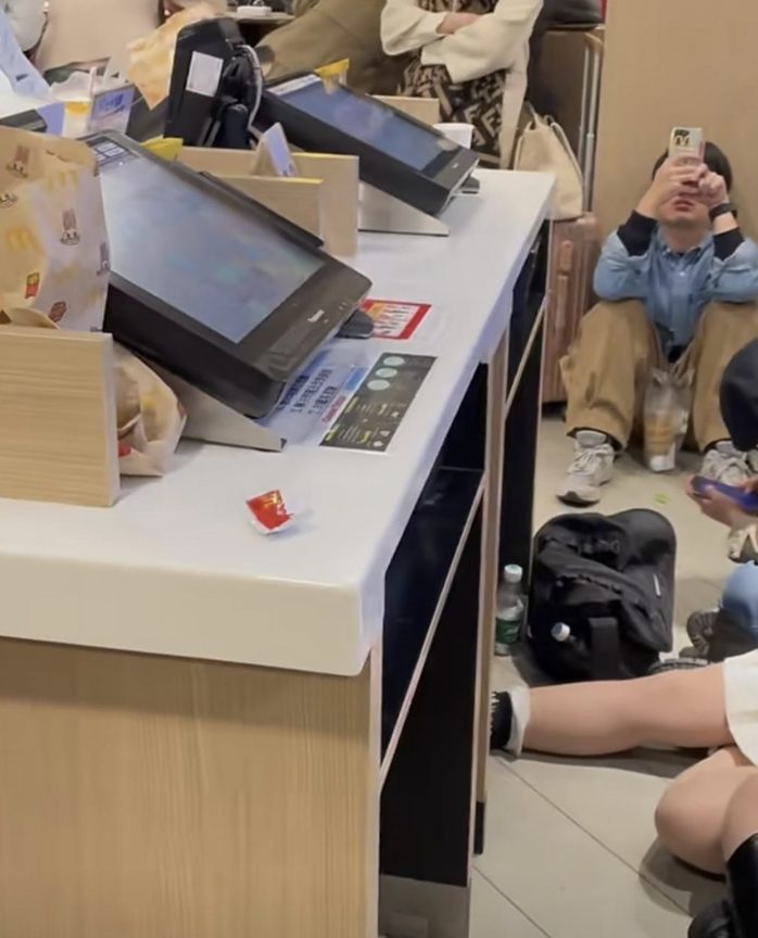 Massive mainland Chinese tourists stranded in Hong Kong during New Year ...