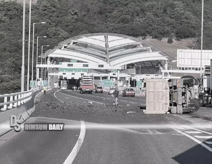 Dump truck overturns on Tsing Sha Highway, disrupting traffic towards ...