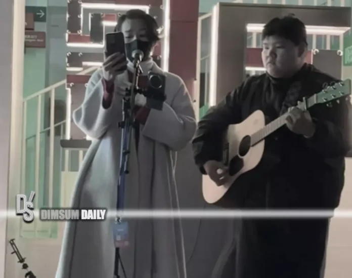 Myolie Wu's impromptu busking performance delights passersby in Chengdu ...