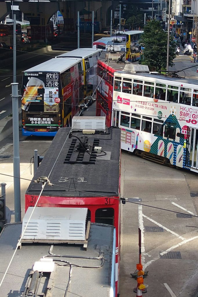 Traffic congestion in Sheung Wan causes lengthy tram queue - Dimsum Daily