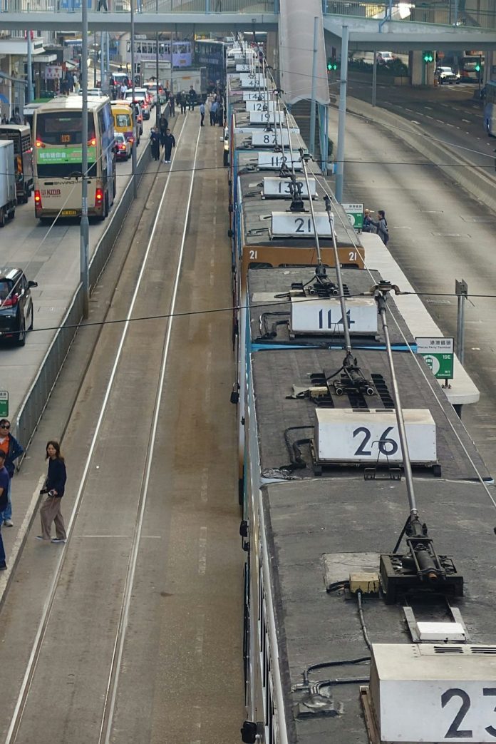 Traffic congestion in Sheung Wan causes lengthy tram queue - Dimsum Daily