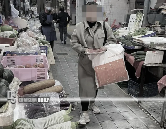 Mainland Chinese woman gives away calligraphy scrolls to stall owners ...