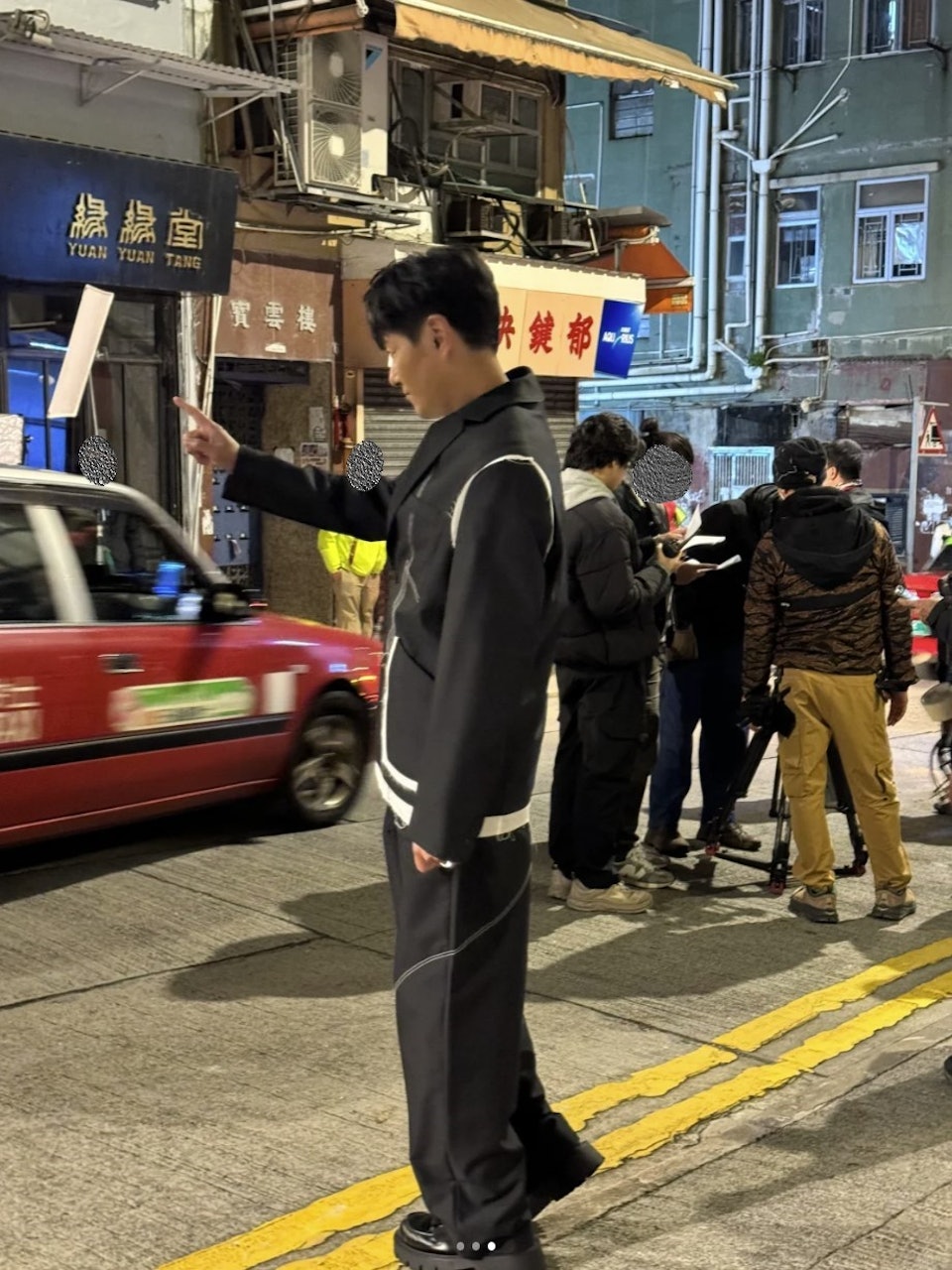 46-year-old HK actor Edwin Siu spotted filming new drama in Sheung Wan ...