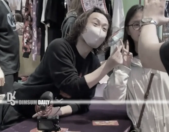 51-year-old Hong Kong singer Ronald Cheng makes surprise appearance at ...