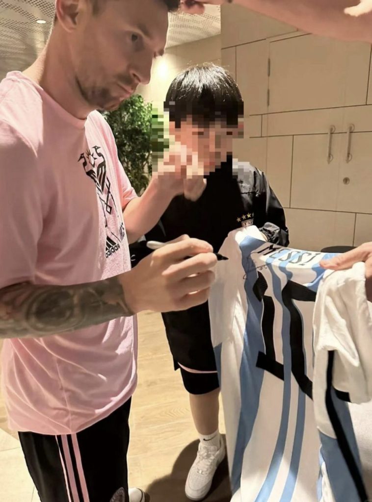 Chinese fan pays 160,000 yuan for a chance to meet, get autograph, and ...