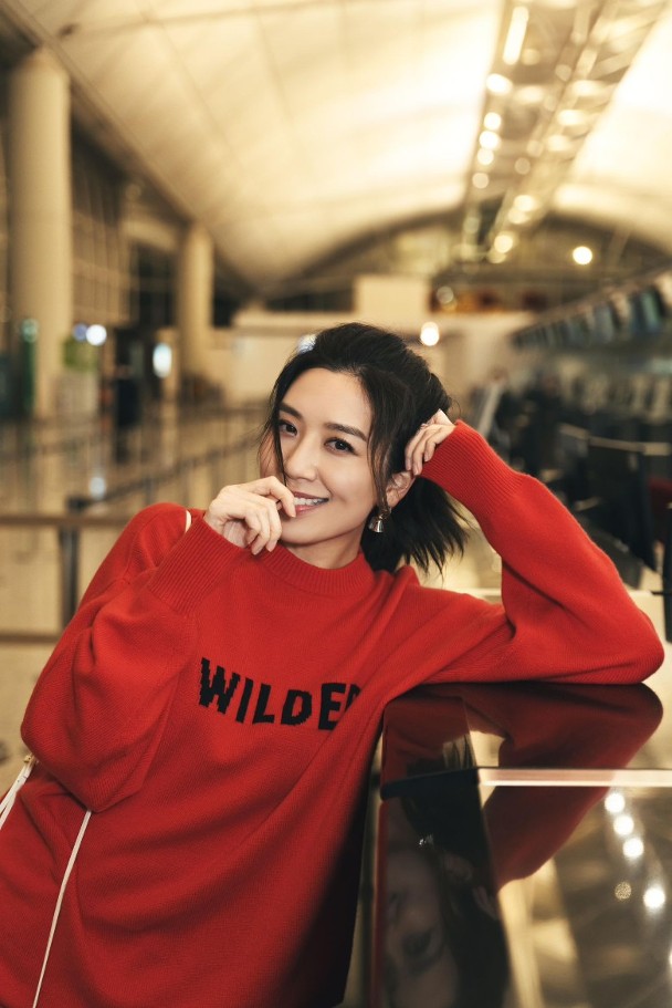 HK actresses Mandy Wong and Myolie Wu embark on a stylish pilgrimage to ...