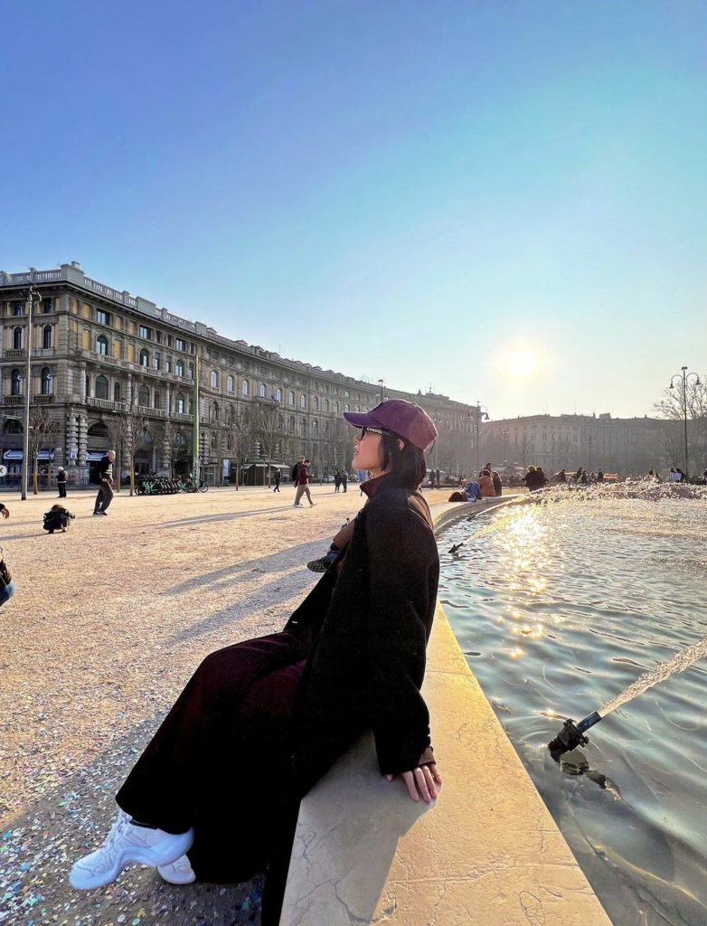 HK actresses Mandy Wong and Myolie Wu embark on a stylish pilgrimage to ...
