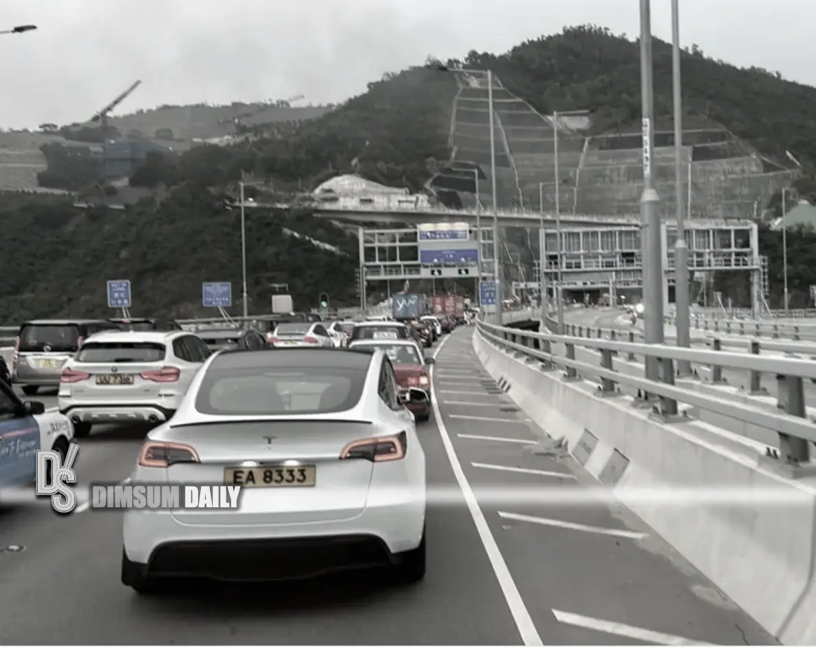 Private car catches fire in Tseung Kwan O - Lam Tin Tunnel, closure of ...
