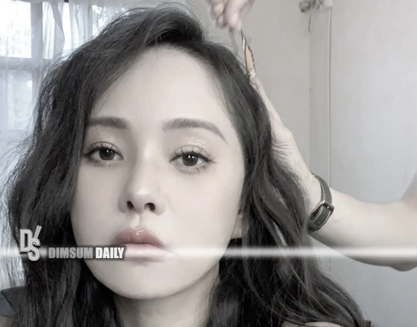 Taiwanese singer Annie Yi, at 55, defies age alongside son in public ...