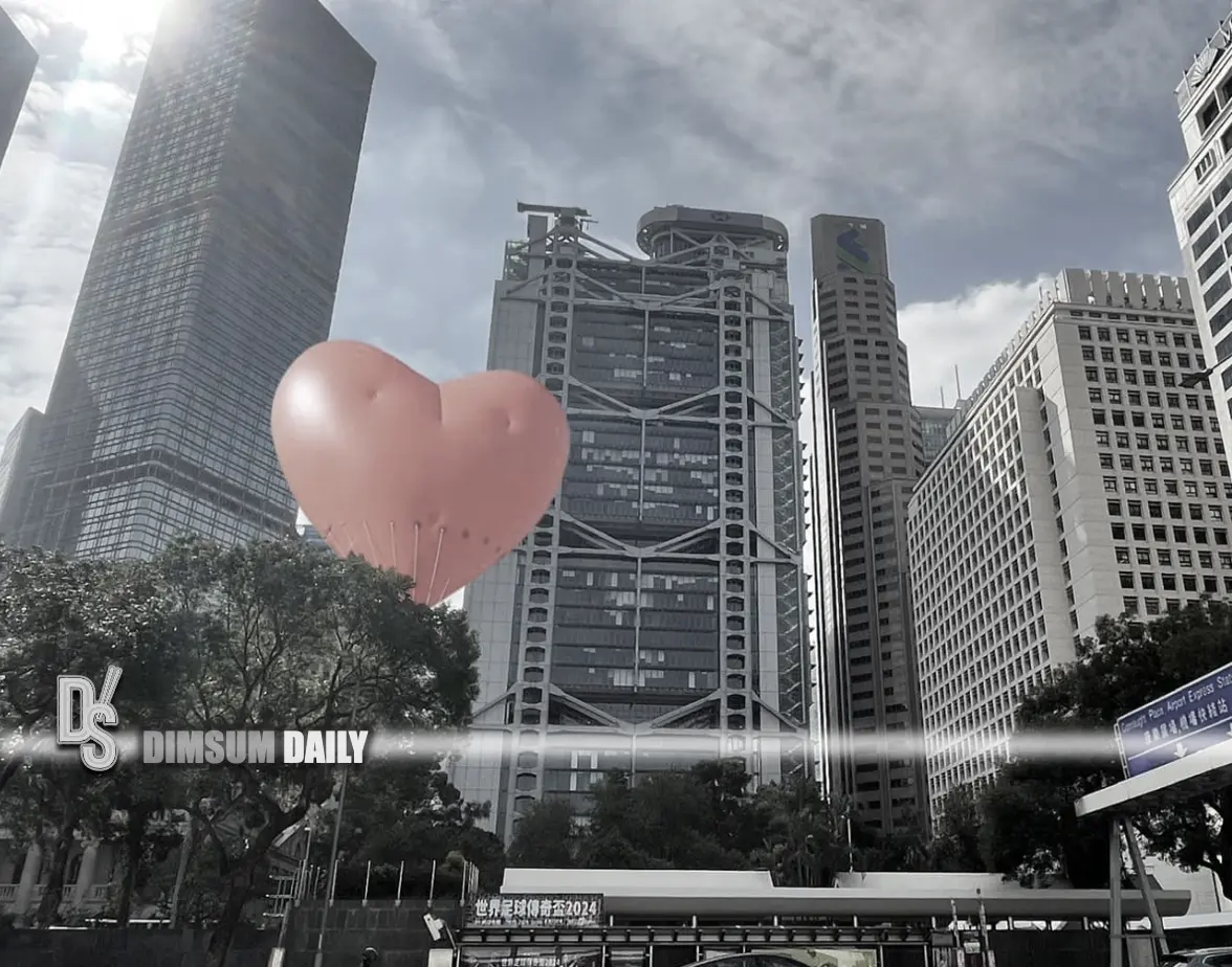 "Chubby Hearts Hong Kong" balloon in Central temporarily removed again due to high winds ...