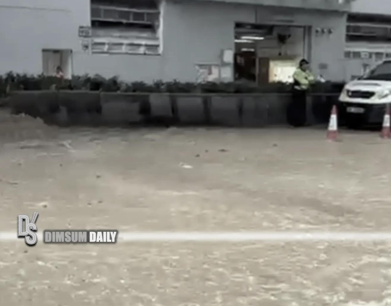 Burst underground water pipe causes chaos on Mong Kok Road - Dimsum Daily