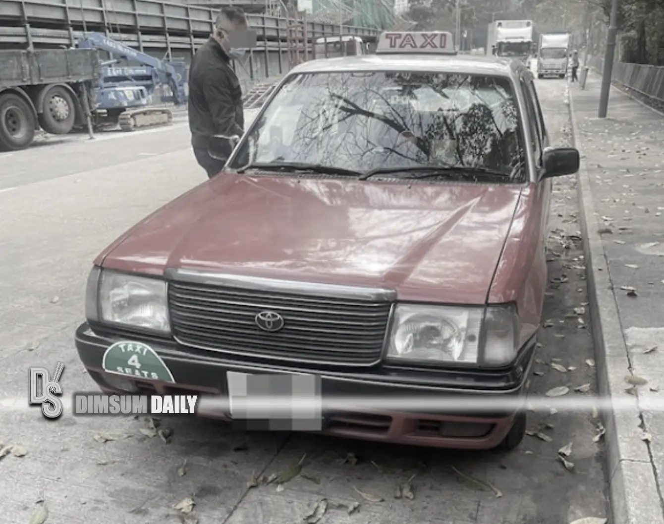 Taxi driver ignored nearby parked vehicles, urinates near drainage ...