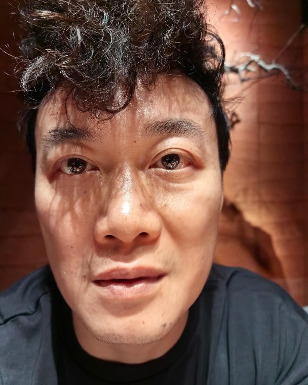 Hong Kong singer Eason Chan's playful selfies spark comparisons to ...