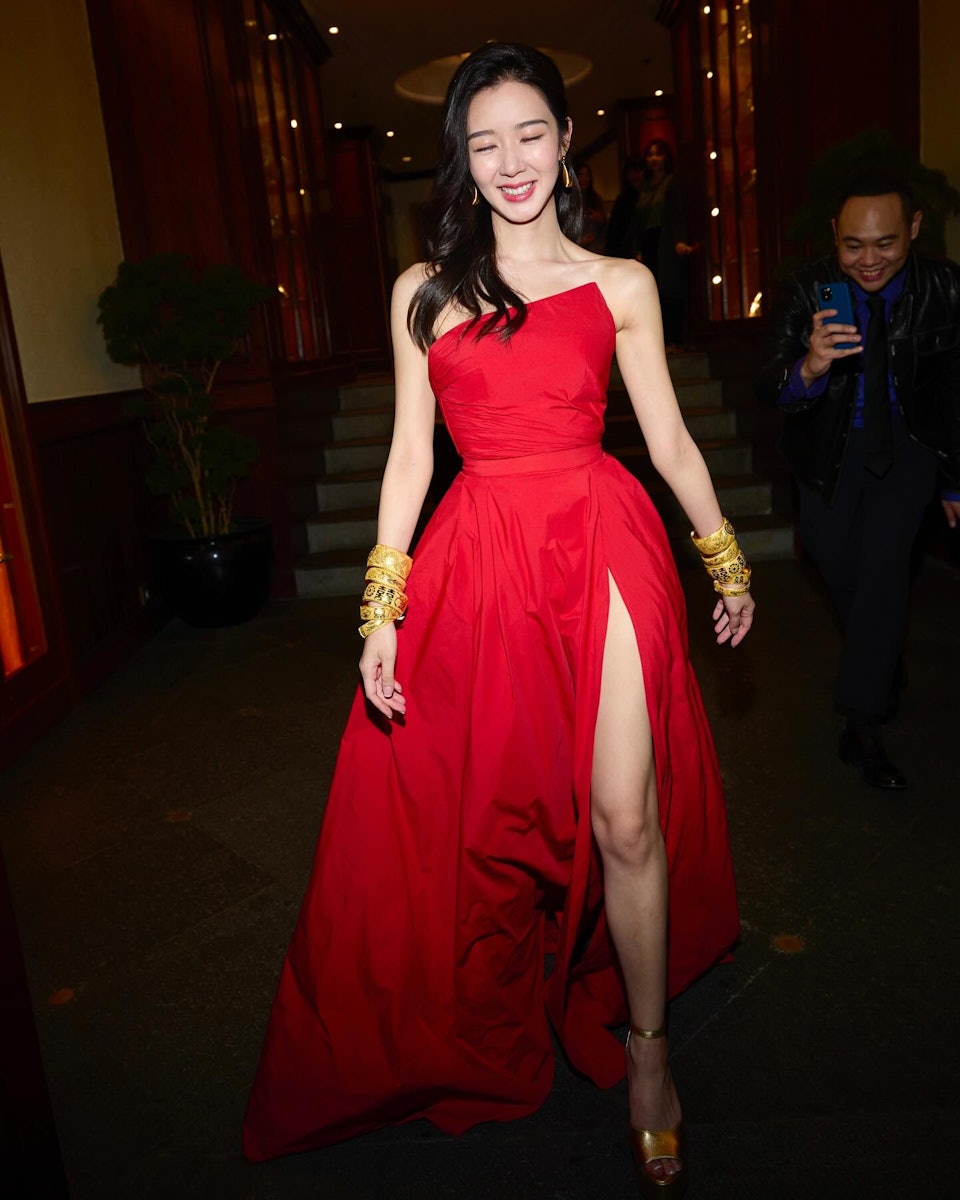 Louisa Mak stuns in a captivating red dress, sparks social media frenzy ...