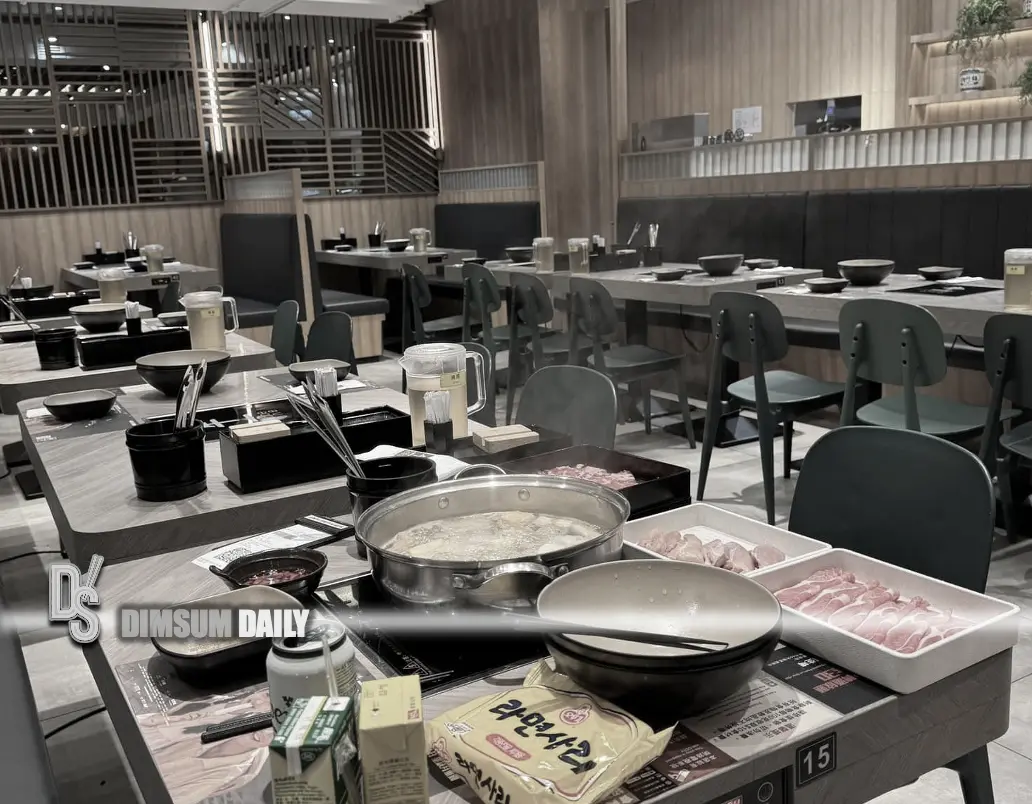 Hotpot restaurant hosts just one diner during dinner rush, viral photo sparks business closure ...