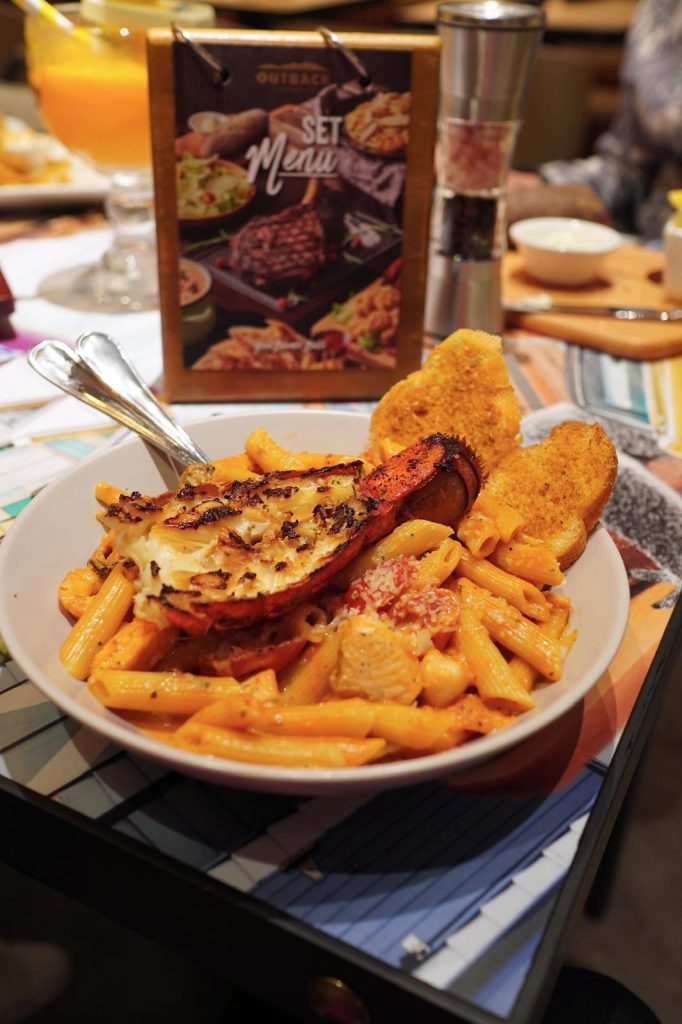 Outback Steakhouse celebrates opening of new Central location in ...