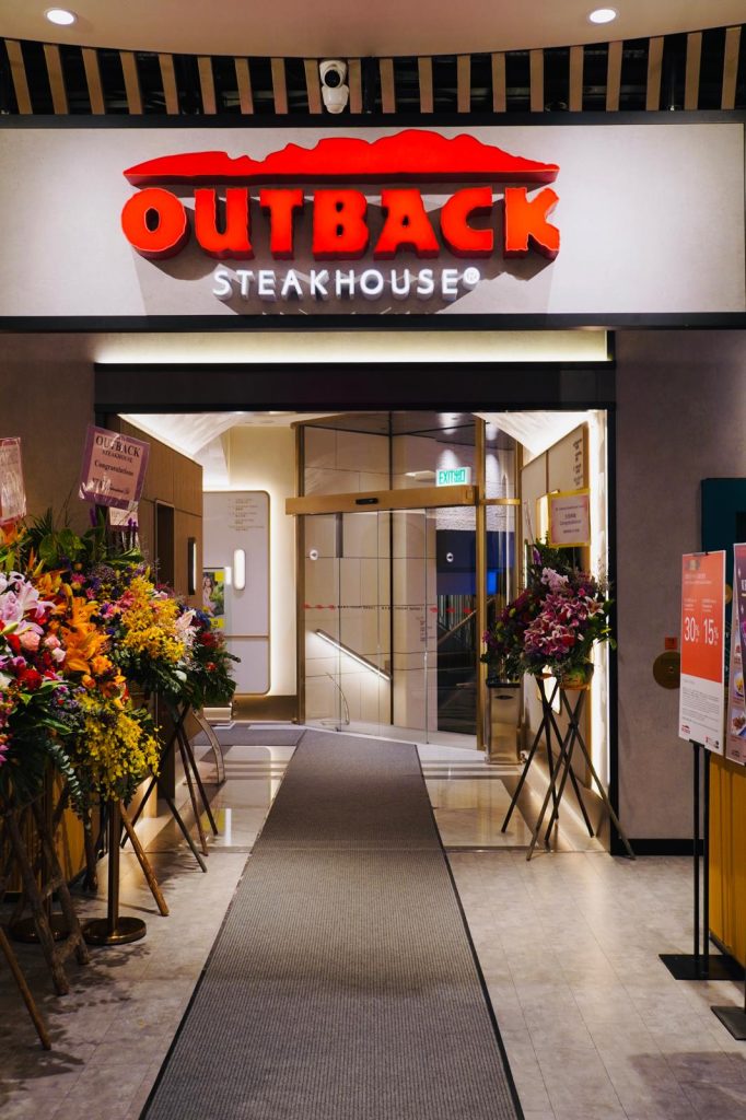 Outback Steakhouse celebrates opening of new Central location in ...