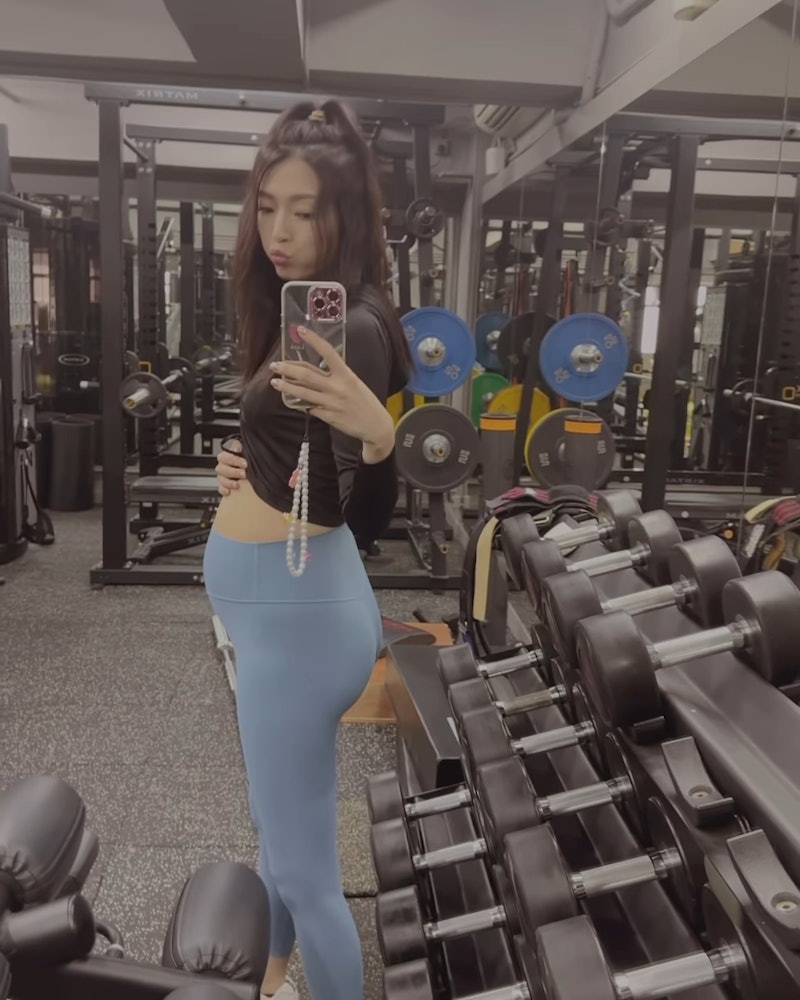 HK singer Shiga Lin celebrates advanced pregnancy with fitness and style