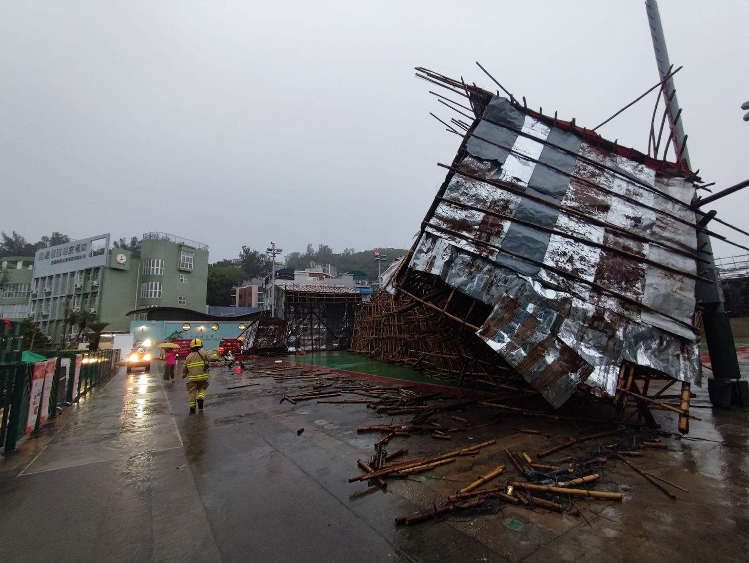 Rebuilding of collapsed bamboo tower for Cheung Chau Bun Festival ...