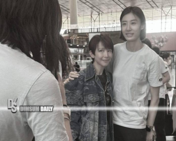 Hong Kong actress Ada Choi excitedly meets Chinese volleyball team