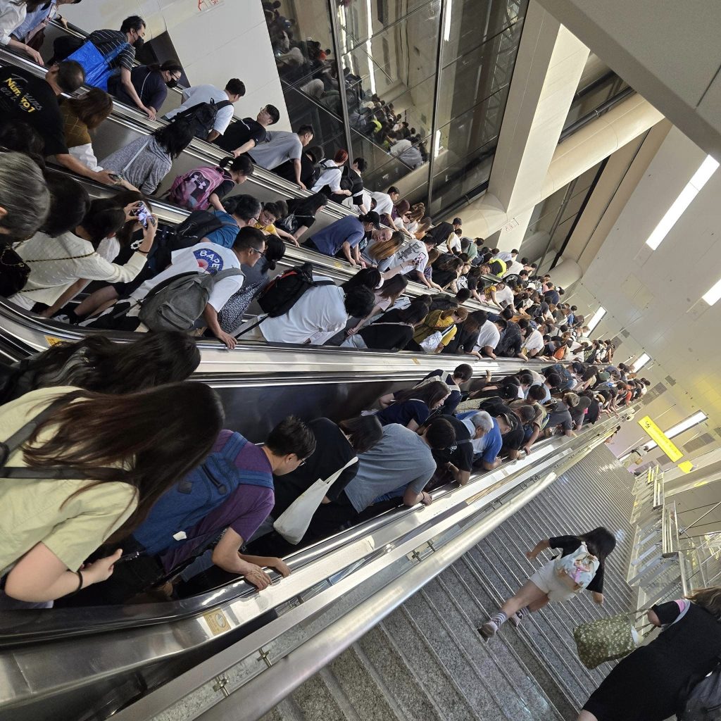 HK residents celebrating Mother's Day in Shenzhen cause crowds at ...