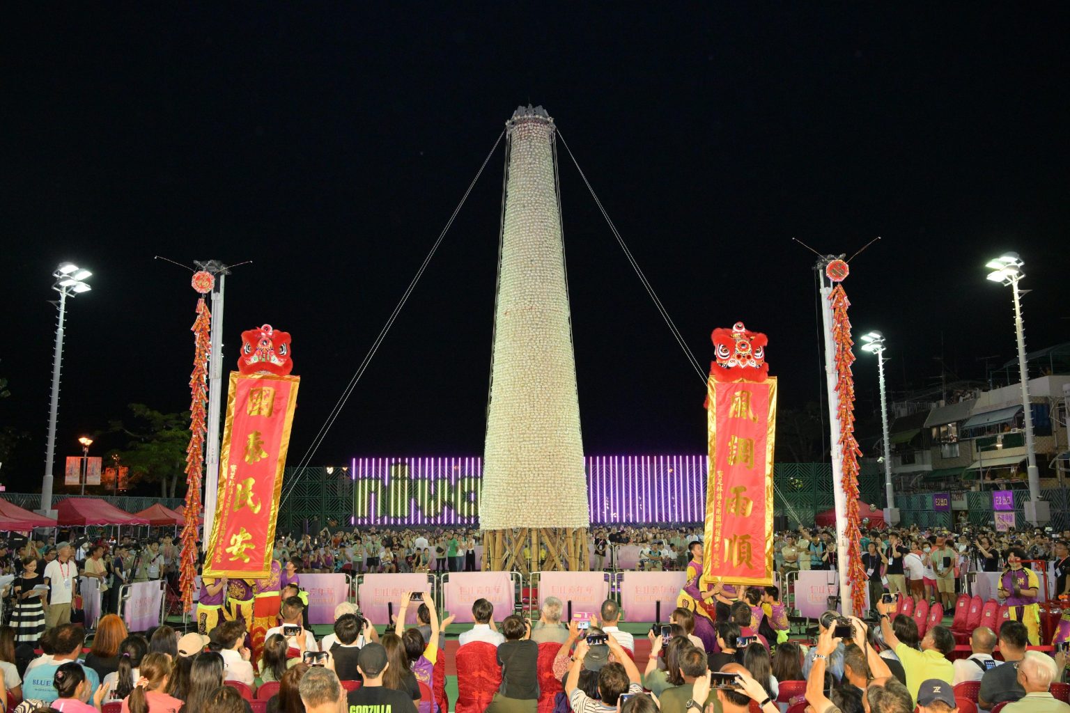 Yip Kin-man crowned "Bun King" and Janet Kung reclaims "Bun Queen ...