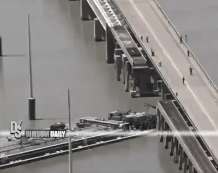 Oil spill and partial bridge collapse in Galveston after barge ...