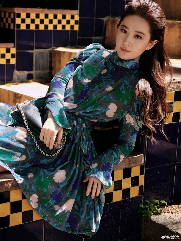 Chinese actress Liu Yifei makes dazzling appearance at fashion show in ...