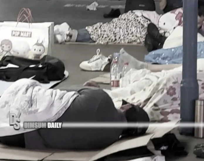 Mainland tourists misunderstood for rough sleeping while queuing for ...