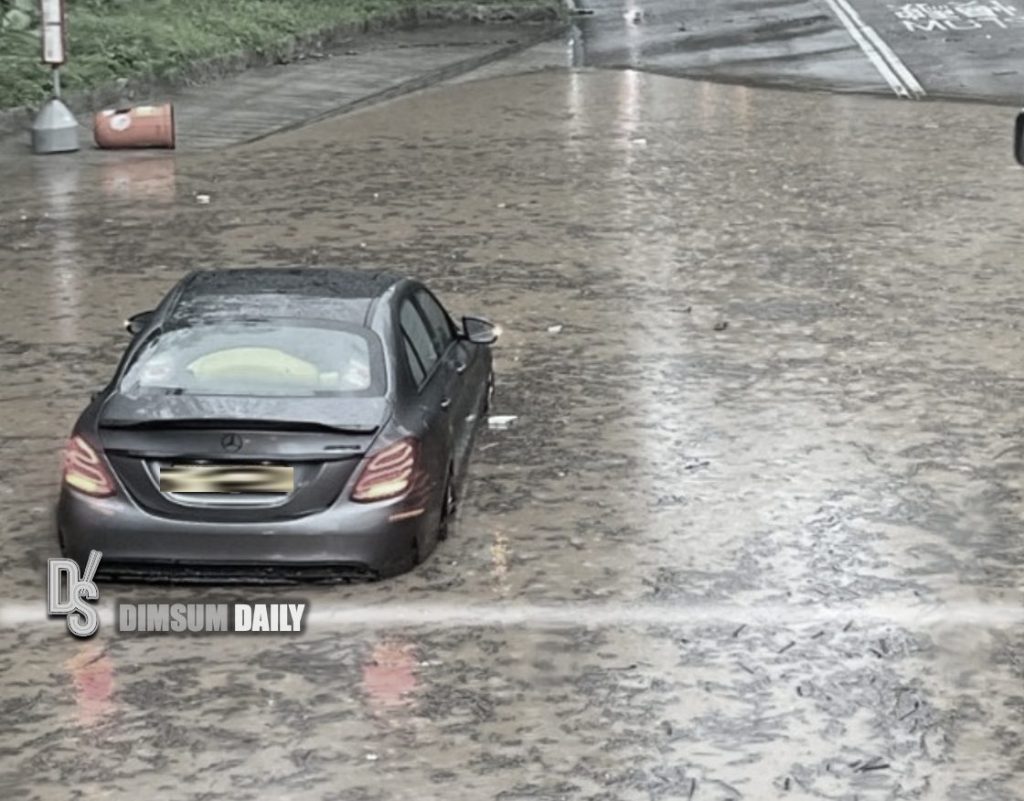 Widespread flooding in New Territories during Red Amber Rainstorm ...