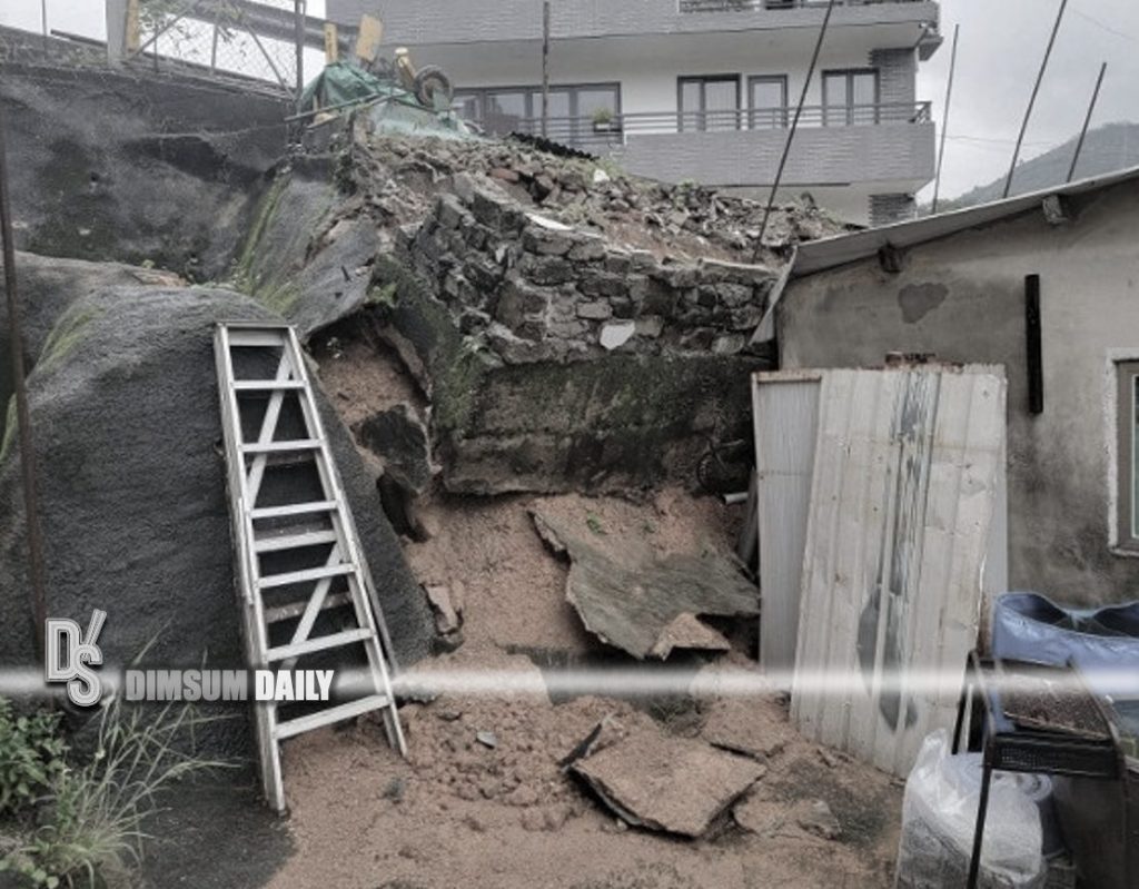 Tsuen Wan's Tai Pak Tin Village experiences mudslide, house collapse - Dimsum Daily