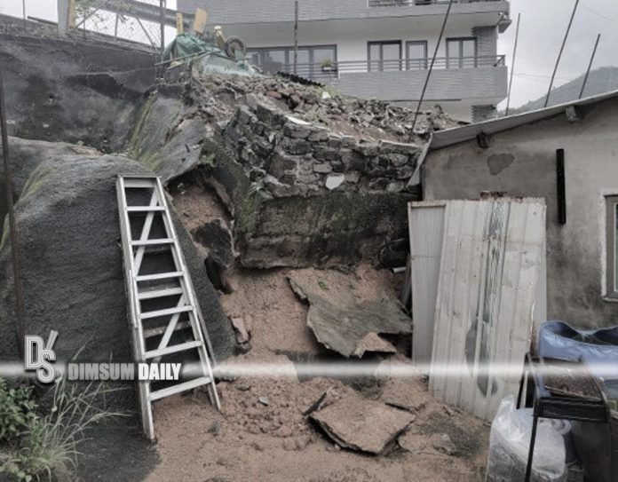 Tsuen Wan's Tai Pak Tin Village experiences mudslide, house collapse - Dimsum Daily