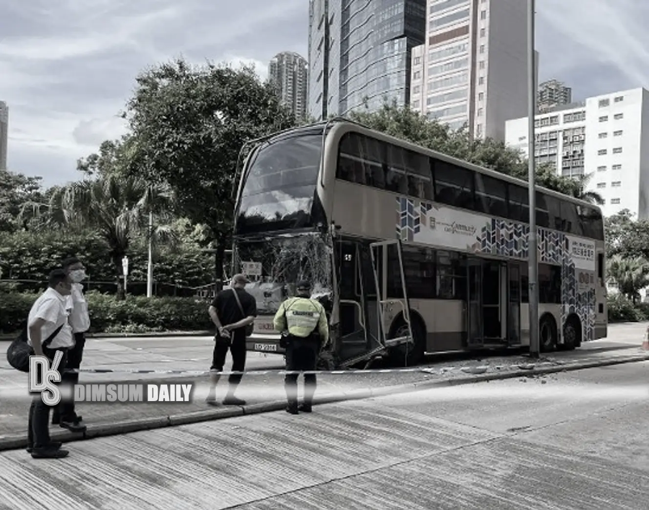 KMB bus veers out of control and collides with lamp post in Cheung Sha ...
