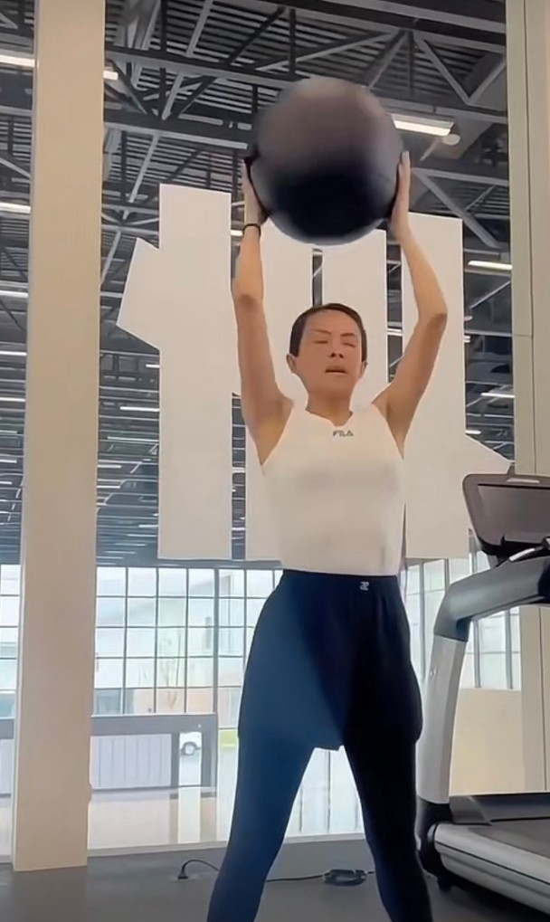 Chinese actress Zhang Ziyi displays endurance in makeup-free gym workout - Dimsum Daily
