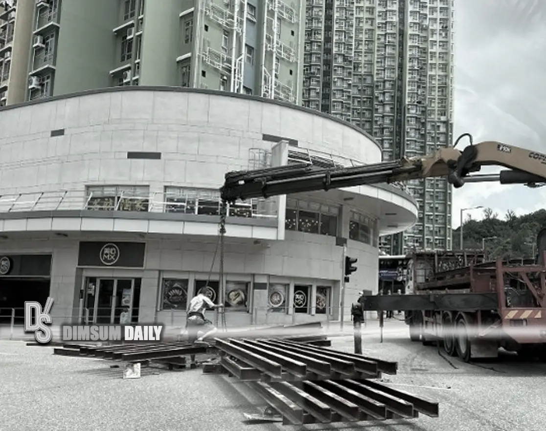Large frames fall off truck in Sau Mau Ping, narrowly avoiding other ...