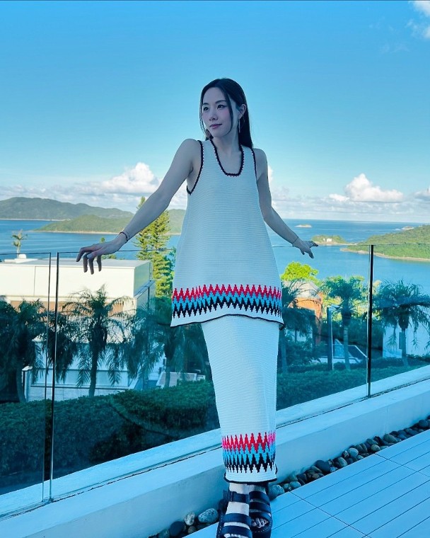HK singer Stephy Tang delights in stunning views from the rooftop ...