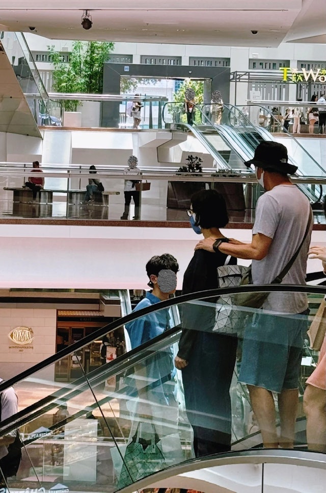 Celebrity couple Sean Lau and Amy Kwok's sweet mall encounter with fans goes viral