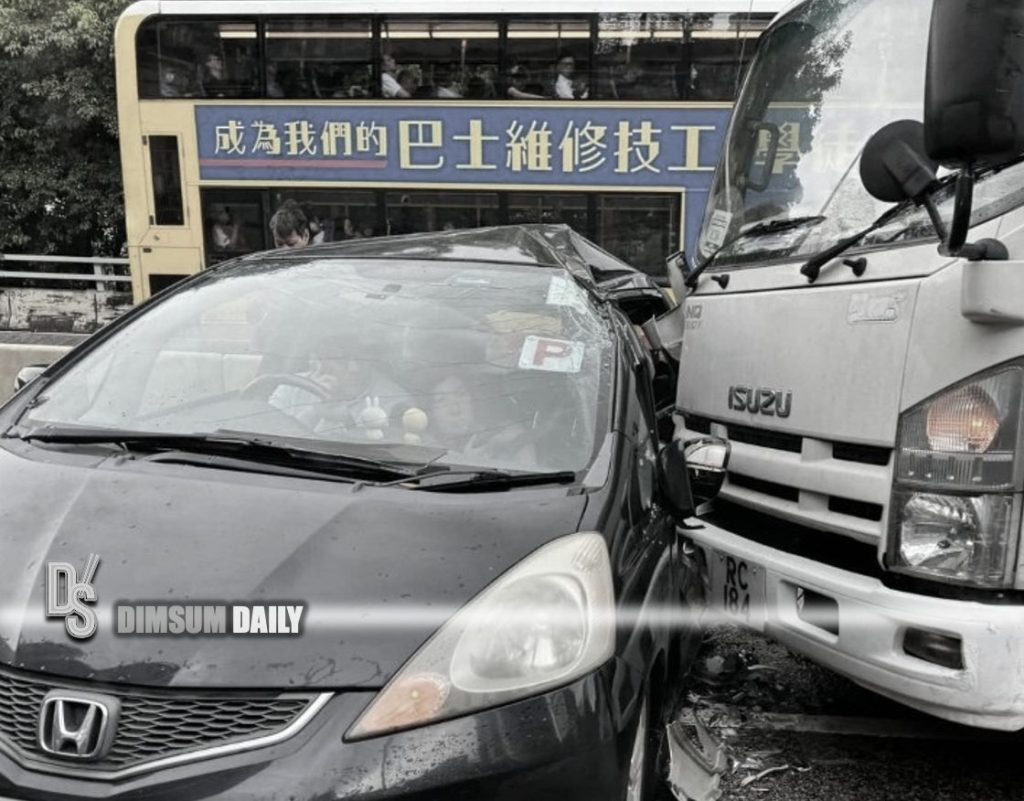 Multiple-vehicle collision causes traffic disruption on Ching Cheung ...