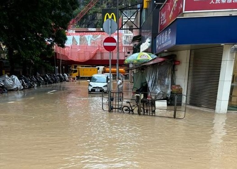 Heavy rain and widespread flooding across multiple areas in HK as Amber ...
