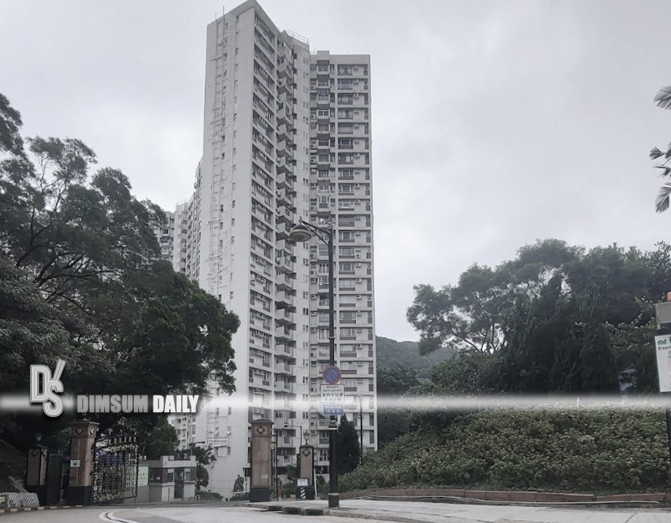 Falling glass damages multiple vehicles at Braemar Hill Mansions in ...