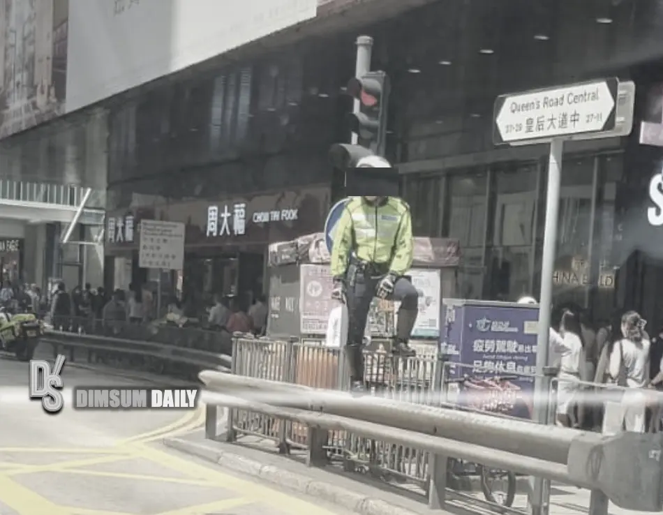 Traffic police officer's risky pose in Central sparks concern among ...