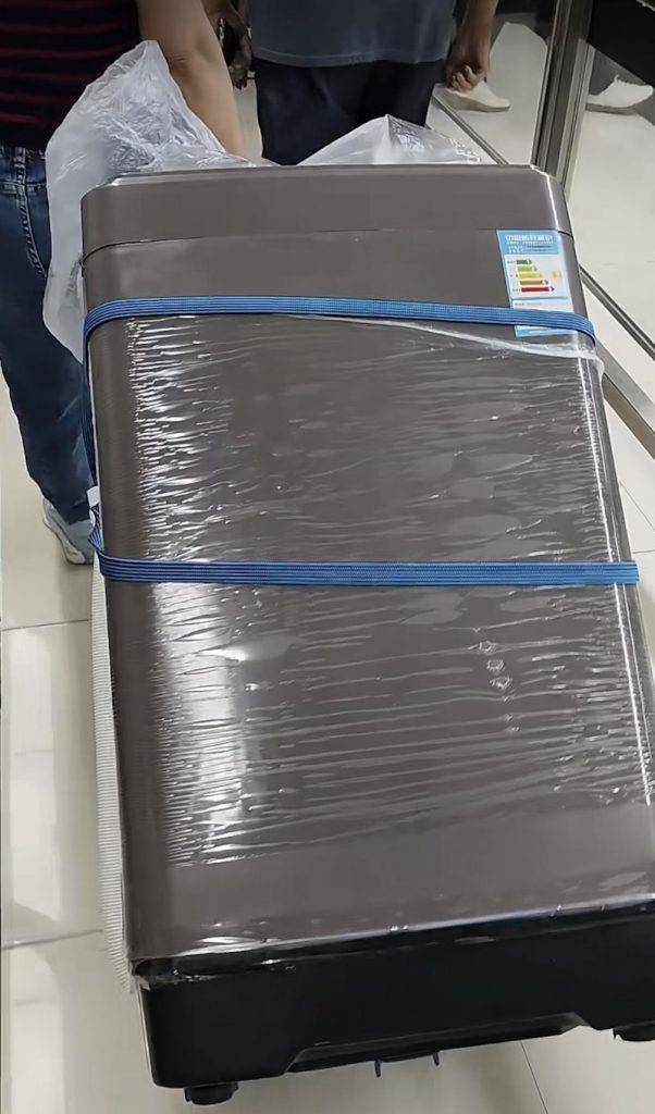 Woman spotted dragging washing machine across Luohu Port - Dimsum Daily