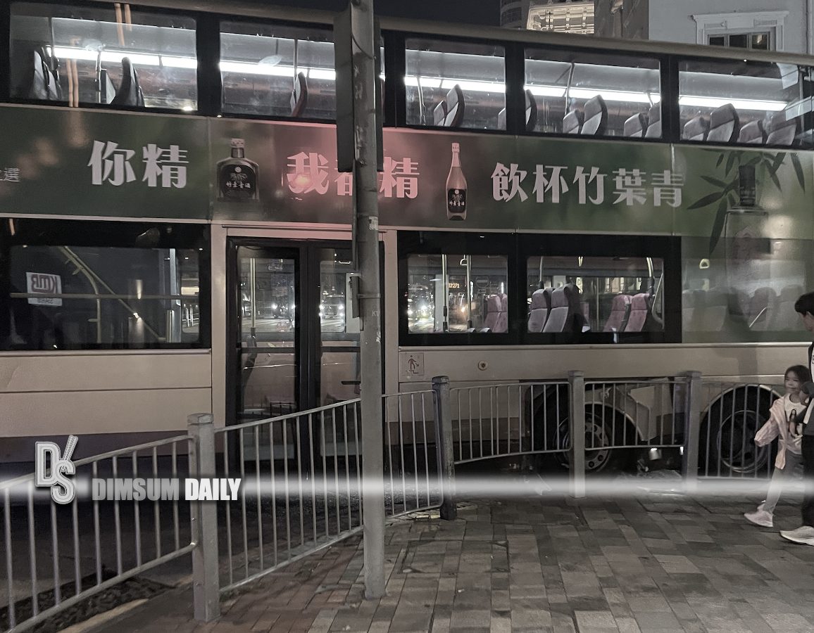 KMB bus route 41A collides with traffic barrier in Tsim Sha Tsui, no ...