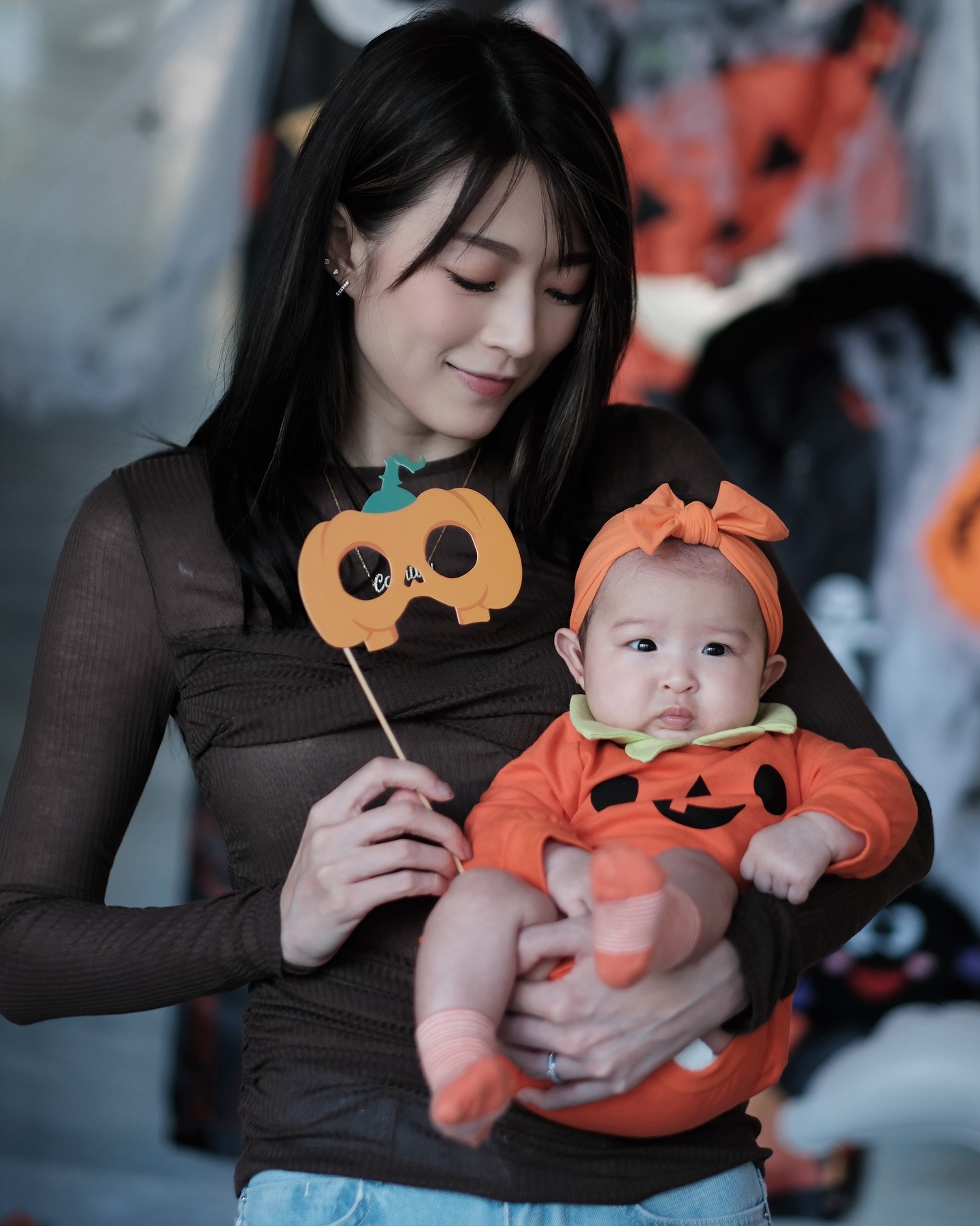 Hong Kong singer Shiga Lin celebrates Halloween with adorable baby girl