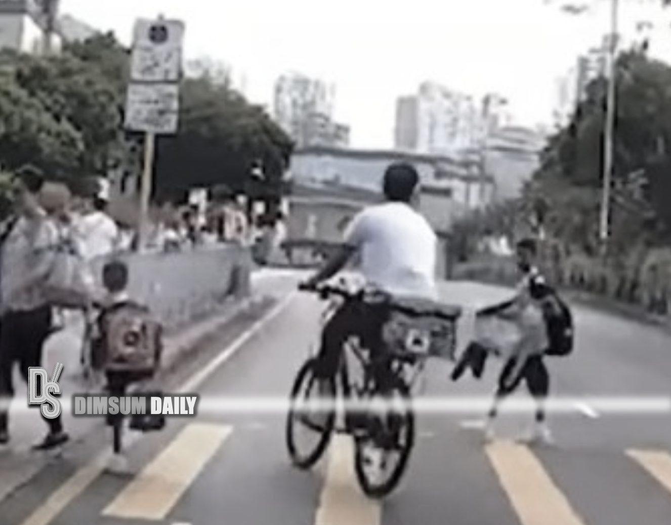 Reckless cyclist runs red lights, endangers schoolchildren in Tuen Mun ...