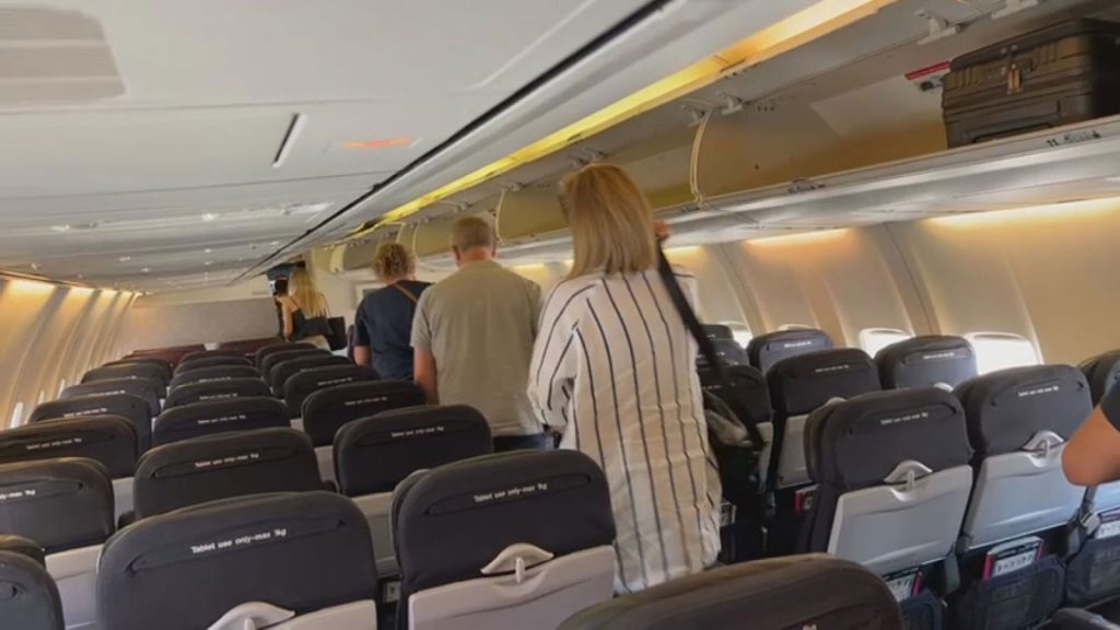 Qantas Airline Boeing 737 engine explosion forces emergency return to ...