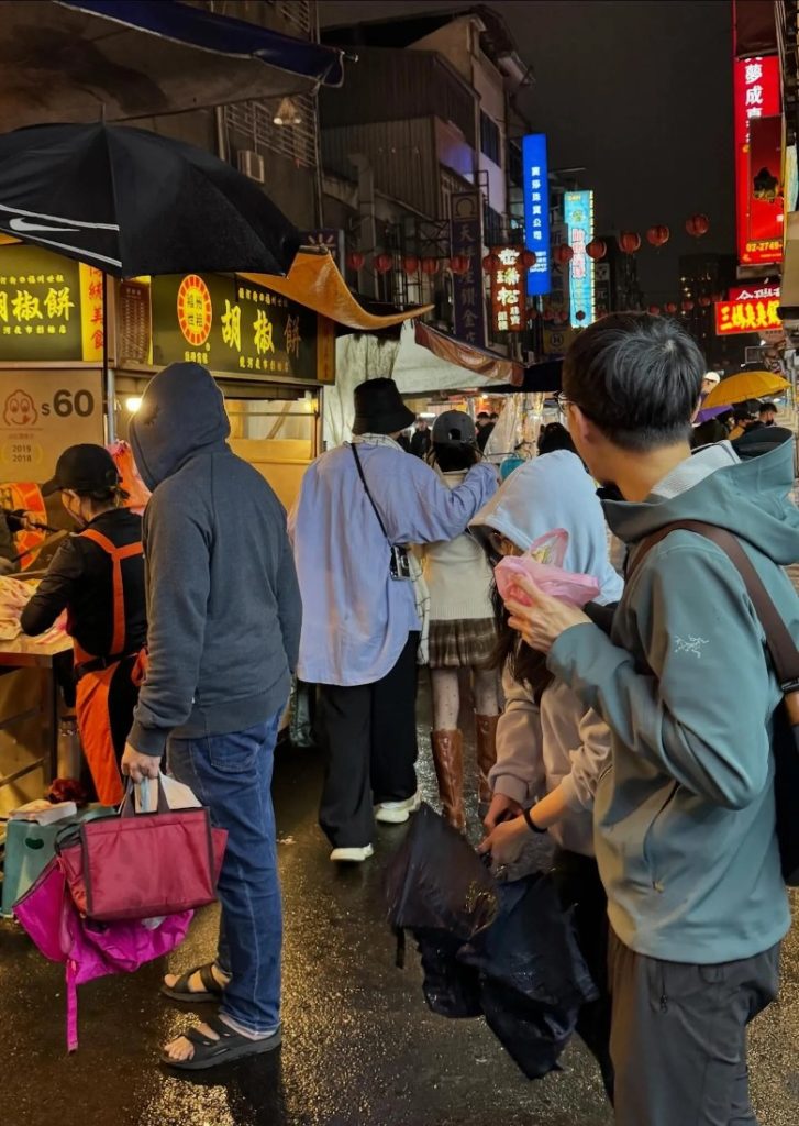 MIRROR member Edan Lui and Malaysian actress Lin Min-chen spotted together at Taipei night market