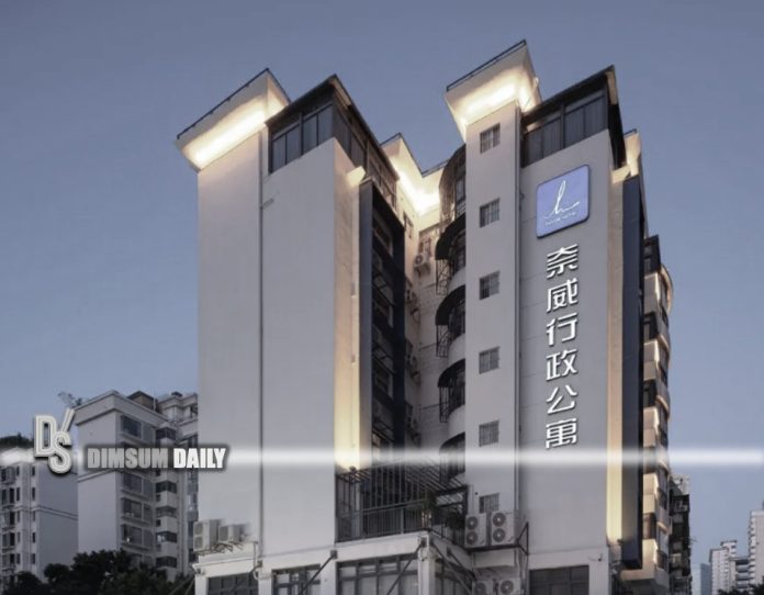 Couple shocked as intruders enter hotel room in Shenzhen